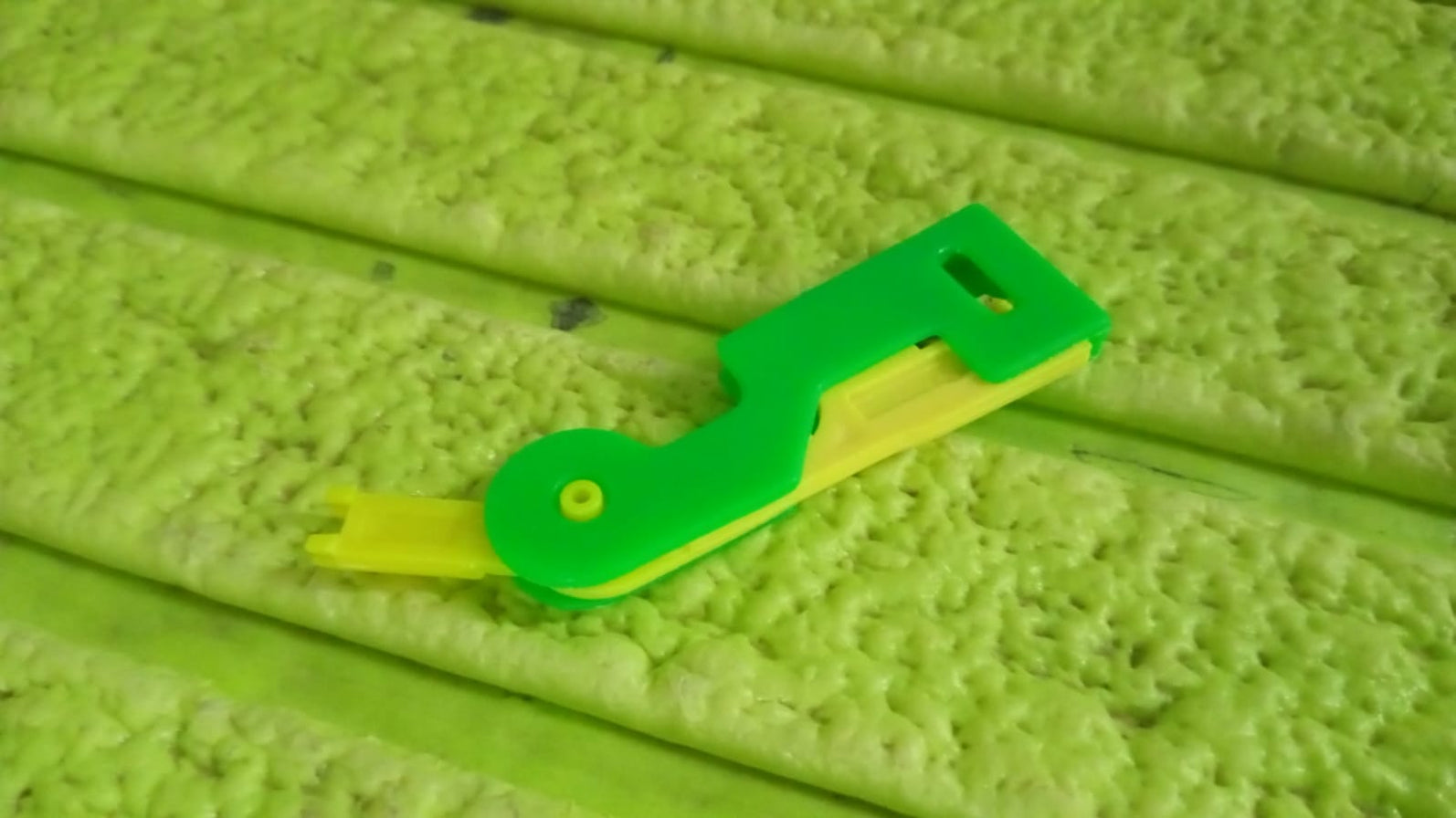 Automatic Needle Threading Device (Multicolour) — DeoDap